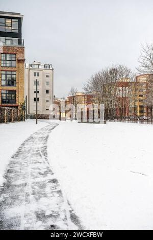 Winter in Berlin Frischer Schnee in Berlin Prenzlauer Berg. Blick auf ...