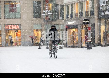 Bonn, Germany. 17th Jan, 2024. People walk through the city center in ...