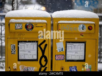 Bonn, Germany. 17th Jan, 2024. People walk through the city center in ...