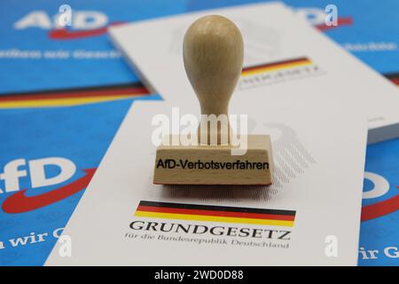 Ein Stempel mit dem Aufdruck AfD-Verbotsverfahren liegt auf dem ...