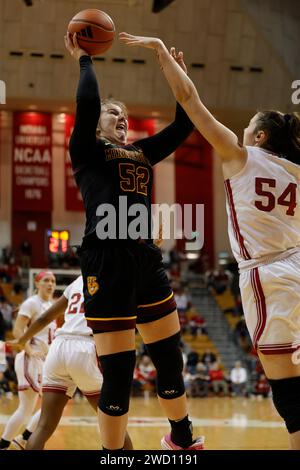 Minnesota center Sophie Hart (52) looks to shoot over Oregon center ...