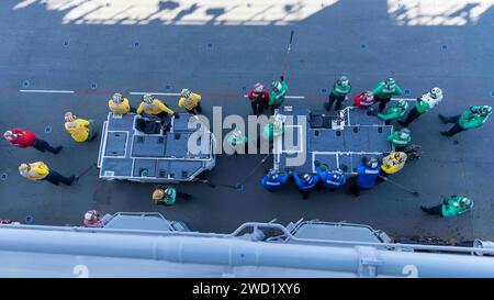 Sailors on the flight deck of amphibious assault ship USS Kearsarge ...