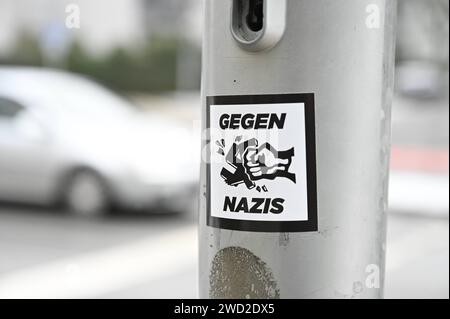 Aufkleber Gegen Nazis auf einer Fussgaengerampel in Frankfurt am Main ...