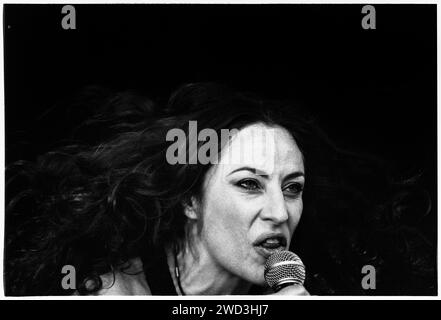 OUI 3, CARDIFF BIG WEEKEND, 1994: Blair Booth of Oui 3 playing at ...