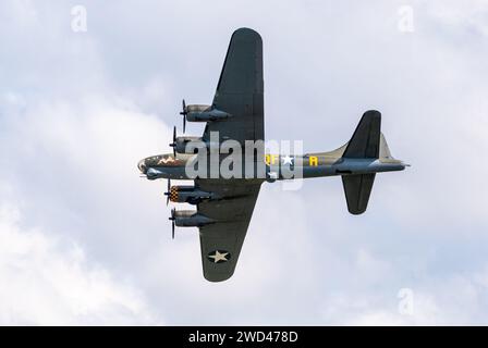 Boeing B-17G Flying Fortress '124485' WW2 Bomber plane representing the ...