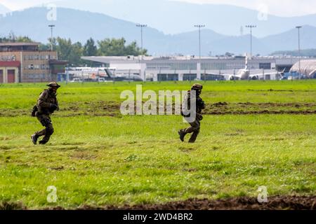 Special forces soldiers running across battlefield after descending ...