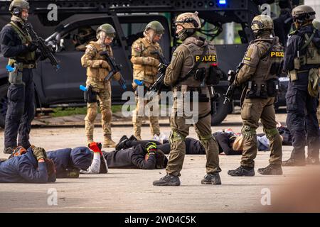 Release of hostages - Special forces SWAT team from SON, JSZ and WZW ...