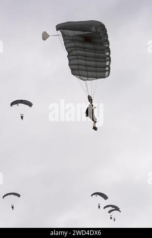 Polish special forces JW AGAT tactical HALO paradrop at NATO days ...
