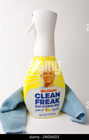 Mr Clean All Purpose Cleaner spray deep cleaning mist Stock Photo - Alamy