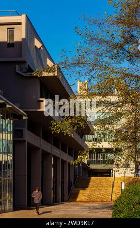 Edward Boyle Library on left, University of Leeds, West Yorkshire ...