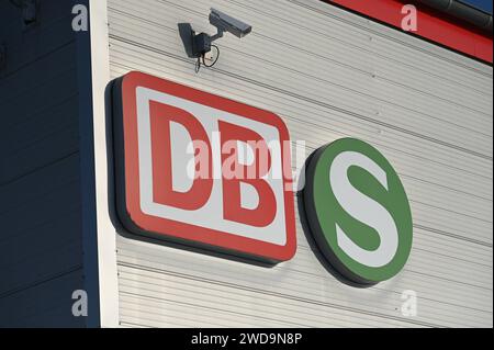 Logo, Schriftzug der DB Deutsche Bahn und das S für S-bahn an einem ...
