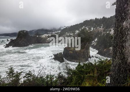 Rare winter storm bringing snow to the Southern Oregon coast late ...