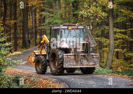 Skidder tractor loading timber Stock Photo - Alamy