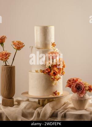 Luxury decorated wedding cake on the table Stock Photo - Alamy