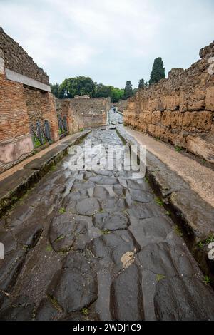 Ancient Street with Ruts - Pompeii - Italy Stock Photo - Alamy