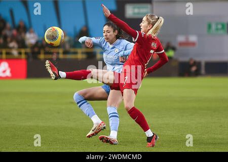 Manchester City's Laia Aleixandri battles for the ball with Manchester ...