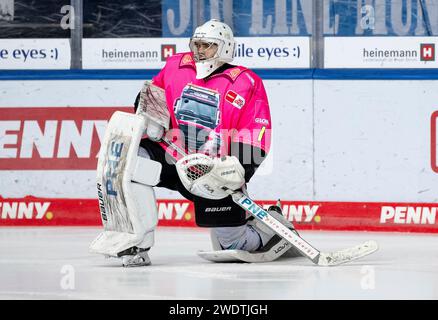 Sebastian Graf (Torwart, Fischtown Pinguins Bremerhaven, #1) beim ...
