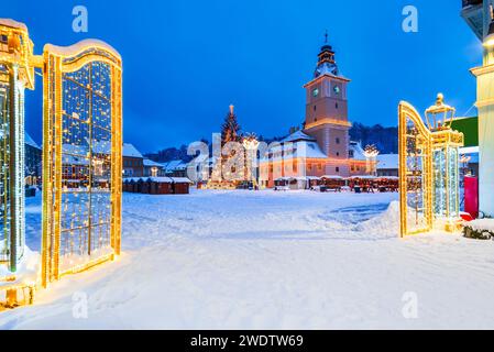 Brasov, Romania. Night illuminated scenic Main Square with Christmas ...