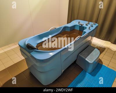 Mud Bath for SPA centers. Mud Therapy treatment in Spas Stock Photo - Alamy