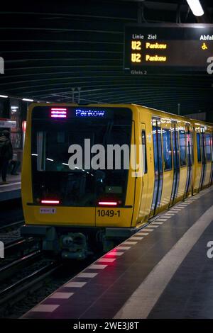 U-Bahn Zug der Linie U2 nach Pankow im Bahnhof Alexanderplatz. DEU, Deutschland, Berlin, 21.06. ...