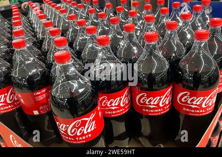 Coca-Cola, kurz Coke, ist ein koffein- und kohlensäurehaltiges ...