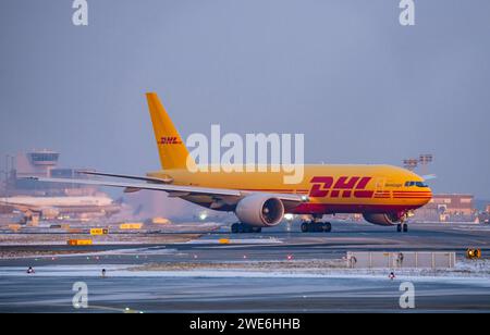 DHL, AeroLogic, Boeing 777F, auf dem Taxiway zur Startbahn West, Flughafen Frankfurt FRA ...