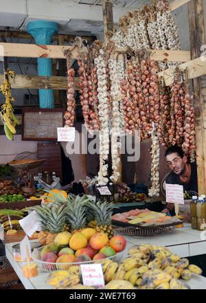 A Cuban man selling garlic in Pinar del Río, Cuba Stock Photo - Alamy
