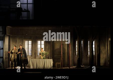 Georgia Jarman als Agnes, Mark Stone als Protector und Aryeh Nussbaum ...