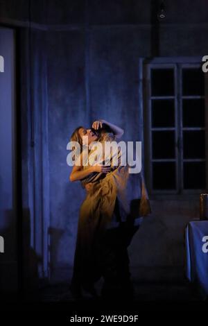 Georgia Jarman als Agnes und Aryeh Nussbaum Cohen als First Angel, The ...