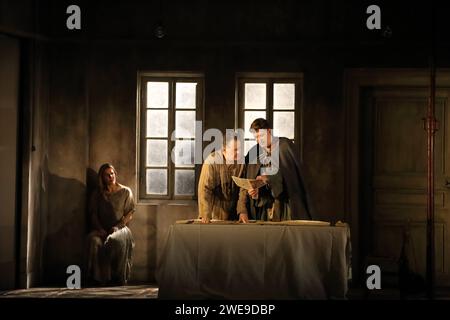 Georgia Jarman als Agnes, Mark Stone als Protector und Aryeh Nussbaum ...