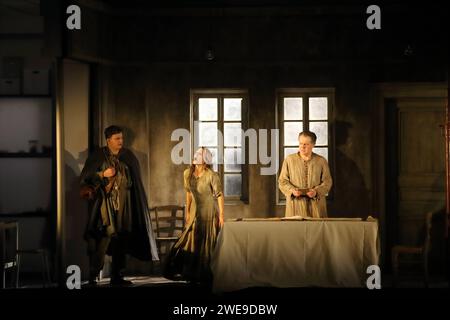 Georgia Jarman als Agnes und Aryeh Nussbaum Cohen als First Angel, The ...