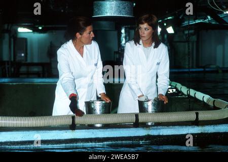 Szene mit Schauspielerin Katy Karrenbauer und Julia Stinshoff für den ...