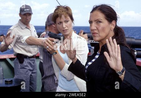 Szene mit Schauspielerin Katy Karrenbauer und Julia Stinshoff sowie ...