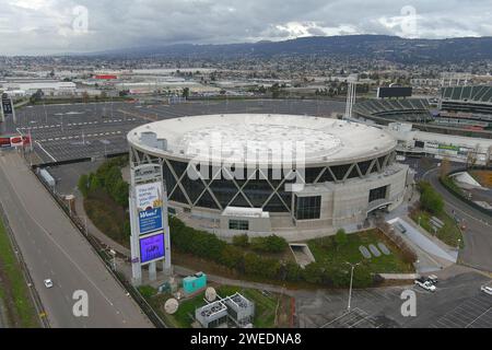 A general overall aerial view of the Oakland Arena (bottom) and Oakland ...