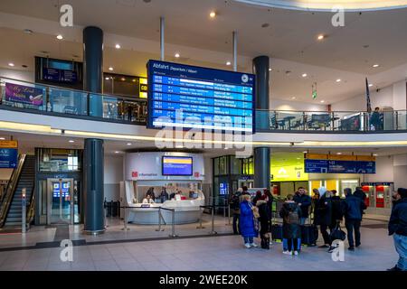 Reisende im Bahnhof. Fahrgäste und Anzeigentafel im Hauptbahnhof ...
