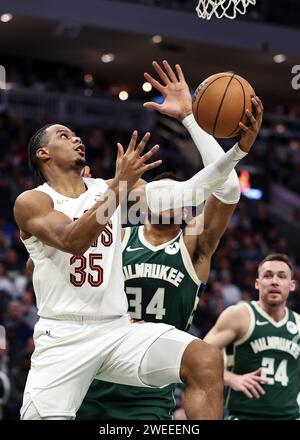 Cleveland Cavaliers forward Isaac Okoro (35) dunks over San Antonio ...