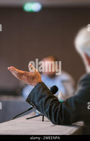 people debating at seminar presentation Stock Photo - Alamy