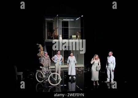 Lisa Birke Balzer als Helene, Jörg Pose als Torvald Helmer und Anja ...