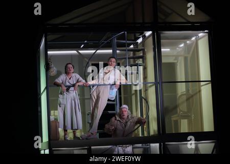 Lisa Birke Balzer als Helene, Jörg Pose als Torvald Helmer und Anja ...