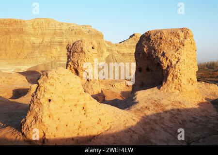 (240125) -- URUMQI, Jan. 25, 2024 (Xinhua) -- Participants start during ...