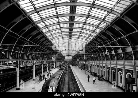 Platform Structure at Paddington Station Stock Photo - Alamy