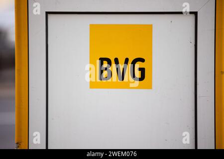 Das Logo der Berliner Verkehrsbetriebe BVG am Betriebshof Birtz am 26 ...