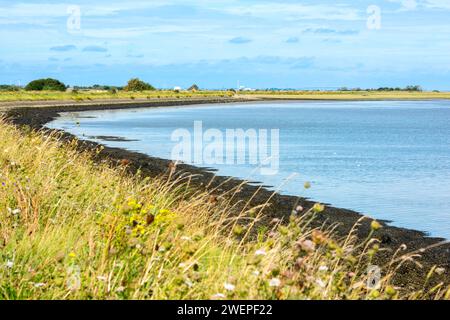 Swale estuary near Faversham, Kent, UK 14th May 2014: Sunrise and low ...