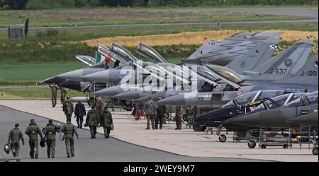 Aufgereihte NATO-Kampfjets Flightline während eines Lehrgangs Tactical ...
