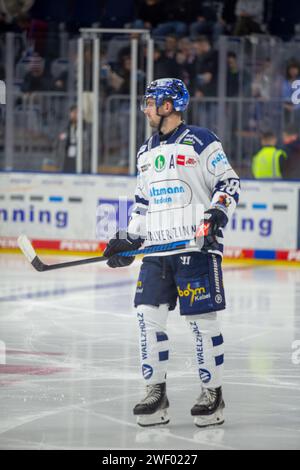 Eric Cornel (Iserlohn Roosters, #18) Jonas Mueller (Eisbaeren Berlin ...