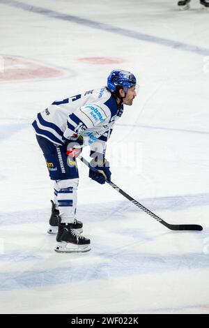 Hubert Labrie (Iserlohn Roosters, #16) checkt Daniel Neumann ...