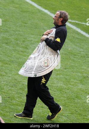 Trainer JŸrgen Klopp mit Meisterschale und Ehefrau Ulla , Sohn Marc ...