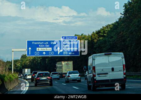 Fahrzeuge stehen auf der Autobahn 4 in der Nähe des Kreuz Köln-Süd im ...