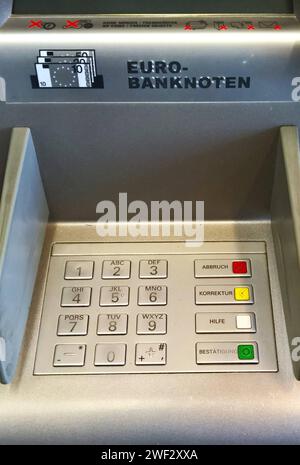 Bank - Filiale, Geldautomat, Eingabe Tastatur. Geheimzahl eingeben und ...