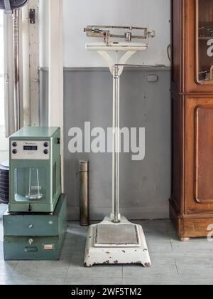 Vintage old medical device in an exhibition of old medical devices ...